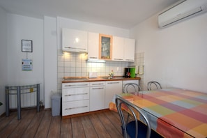 Standard Apartment, 2 Bedrooms - 127 | Cozinha privada | Geladeira, cooktop, cafeteira/chaleira