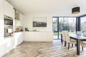 Casa de campo empresarial, várias camas, para não fumantes, vista para o jardim | Cozinha privada | Geladeira, micro-ondas, lava-louças, chaleira elétrica