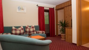 Suite Deluxe, vista para a montanha | Sala de estar | TV de ecrã plano 