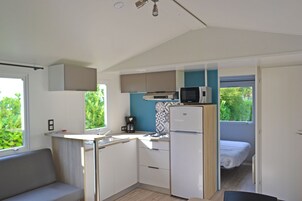 Trailer, terraço (6 pax) | Cozinha privada | Geladeira, micro-ondas, lava-louças, cafeteira/chaleira