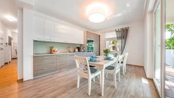 Apartamento (302 H) | Cozinha americana privada | Geladeira, cooktop, chaleira elétrica