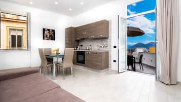 Apartamento Royal, 1 quarto, terraço, na torre | Cozinha privada | Um frigorífico/congelador grande, um forno, uma placa de cozinha