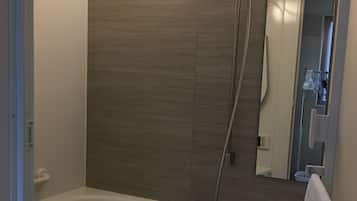 Apartamento Familiar, várias camas, não fumadores | Casa de banho | Chinelos, toalhas fornecidas