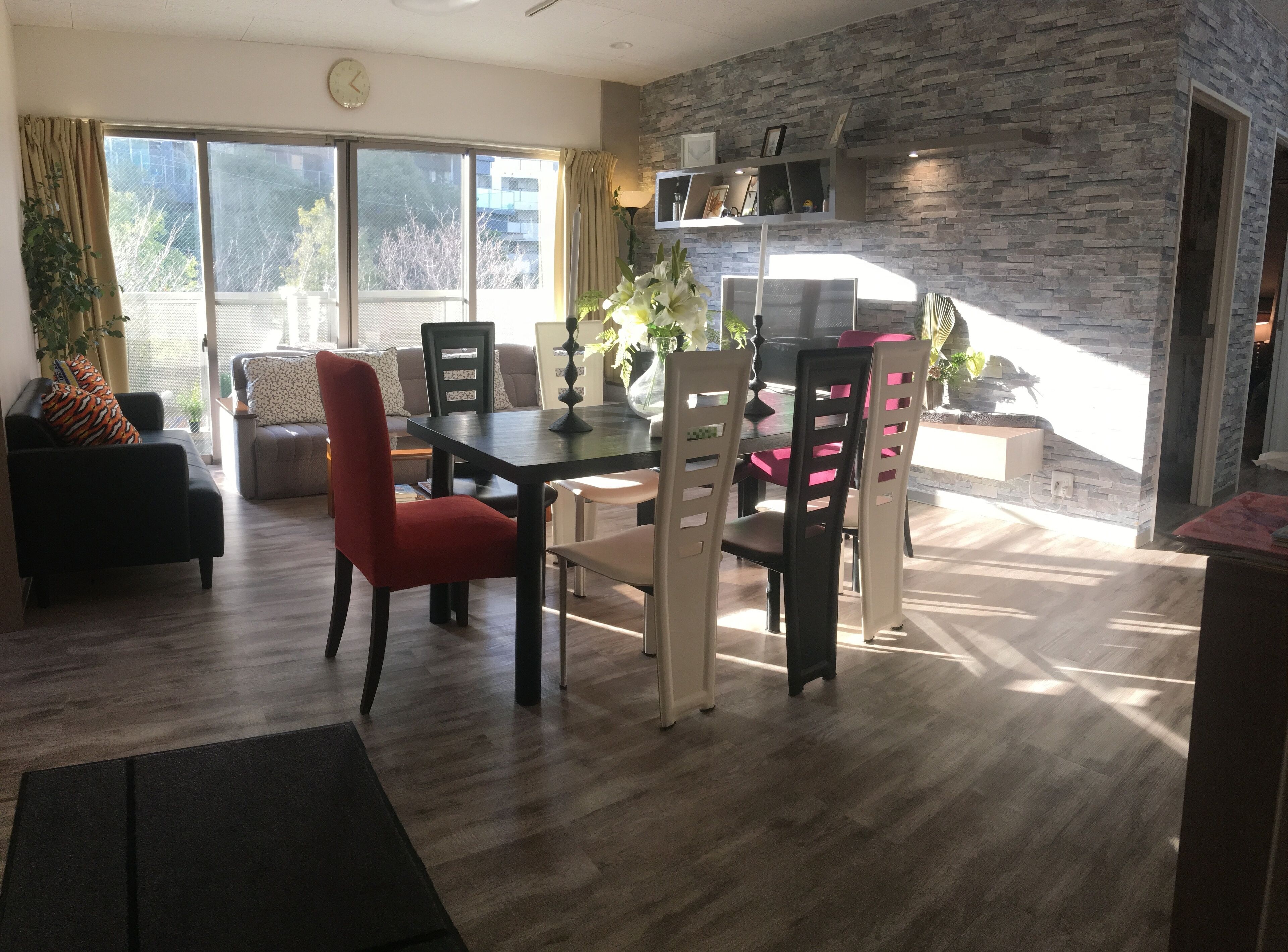 Apartamento família, várias camas, para não fumantes | Sala de estar | TV de tela plana