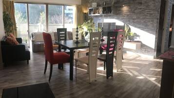 Apartamento família, várias camas, para não fumantes | Sala de estar | TV de tela plana