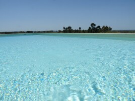 Piscina exterior, guarda-sóis, espreguiçadeiras