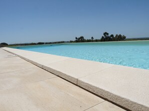 Piscina exterior, guarda-sóis, espreguiçadeiras 
