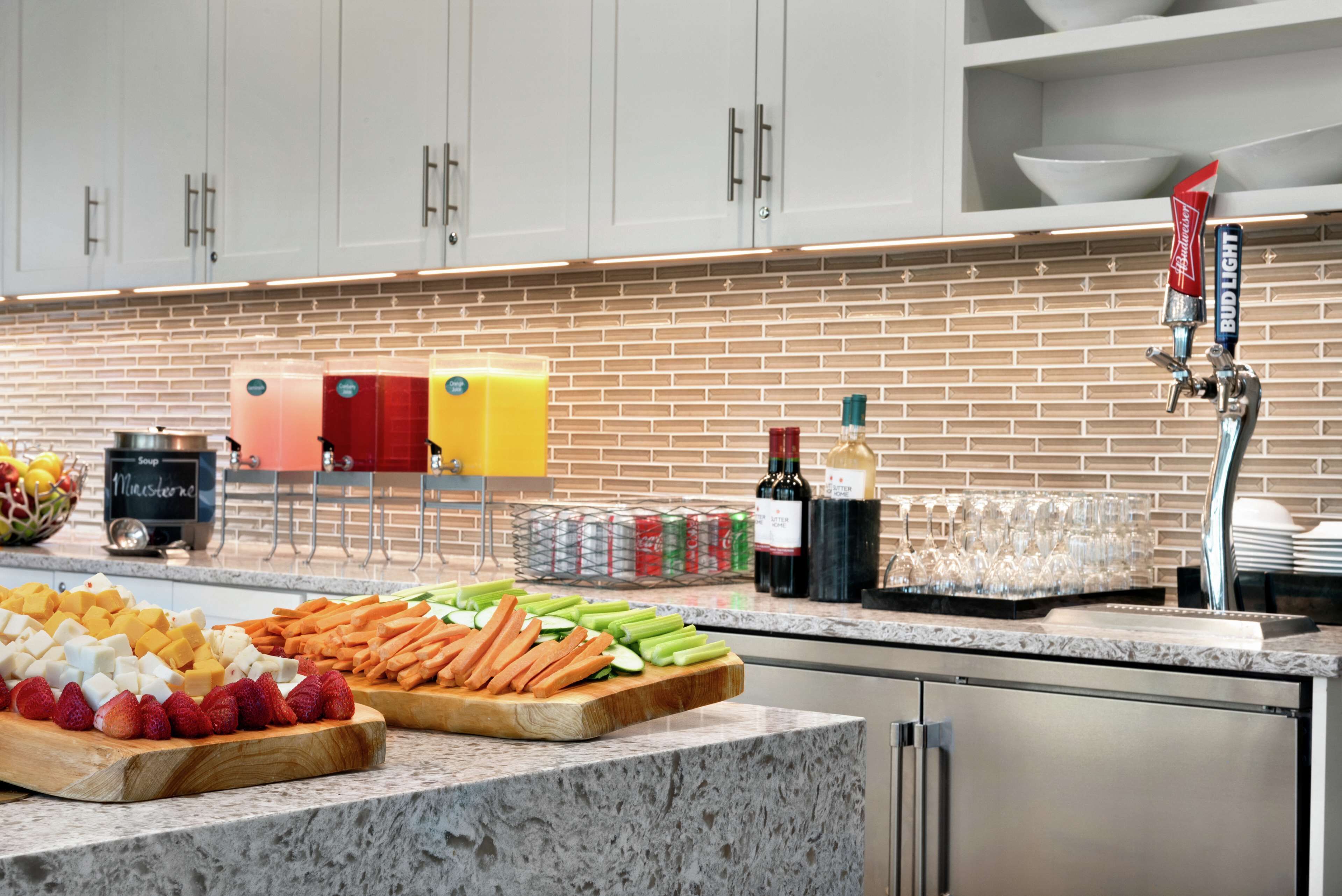 Buffet com diversos alimentos e bebidas.