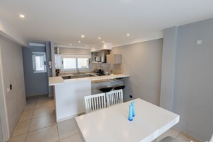 Apartamento exclusivo | Área de estar | TV de tela plana 40 polegadas com canais a cabo, TV, Netflix