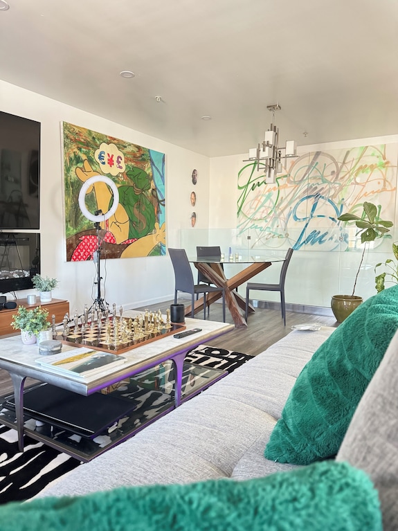 Modern Luxury Loft With Artful Vibes - Bedford Park, NY