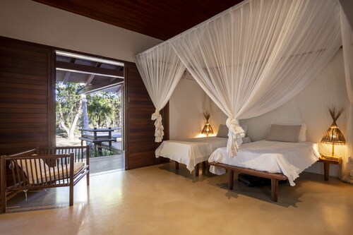 Propiedad Con Encanto, 12,400 Mq, Frente A La Playa, Piscina, 5 Suites 2 Dormitorios - Brasil