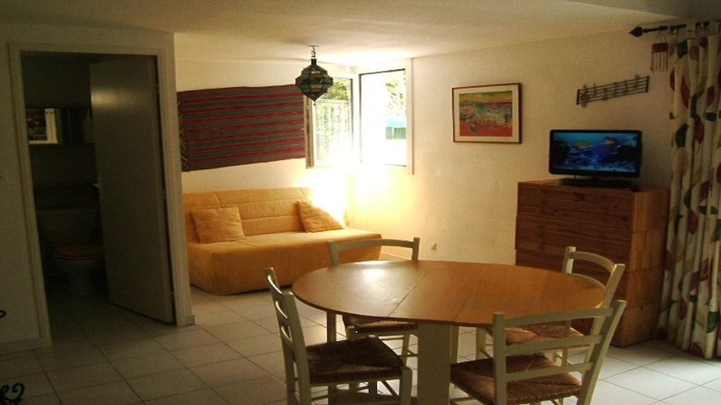 Agréable Villa De Vacances Climatisée-véranda-jardinet Et Accès Piscine-tennis - Languedoc-Roussillon