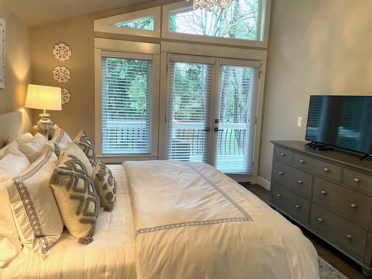 Quiet Carriage House Charmer New King Bed - 시애틀