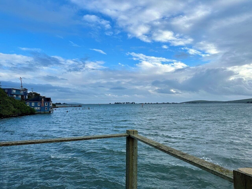 Bayfront Two Bedroom Over The Water! Beach, Balcony & Pet Friendly - Bodega Bay, CA