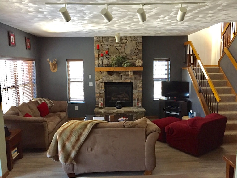 Woodridge Ski-in, 1st Flr 4bd, 3.5ba Sleeps 13! Big Week Day & Weekly Discounts! - Pennsylvania