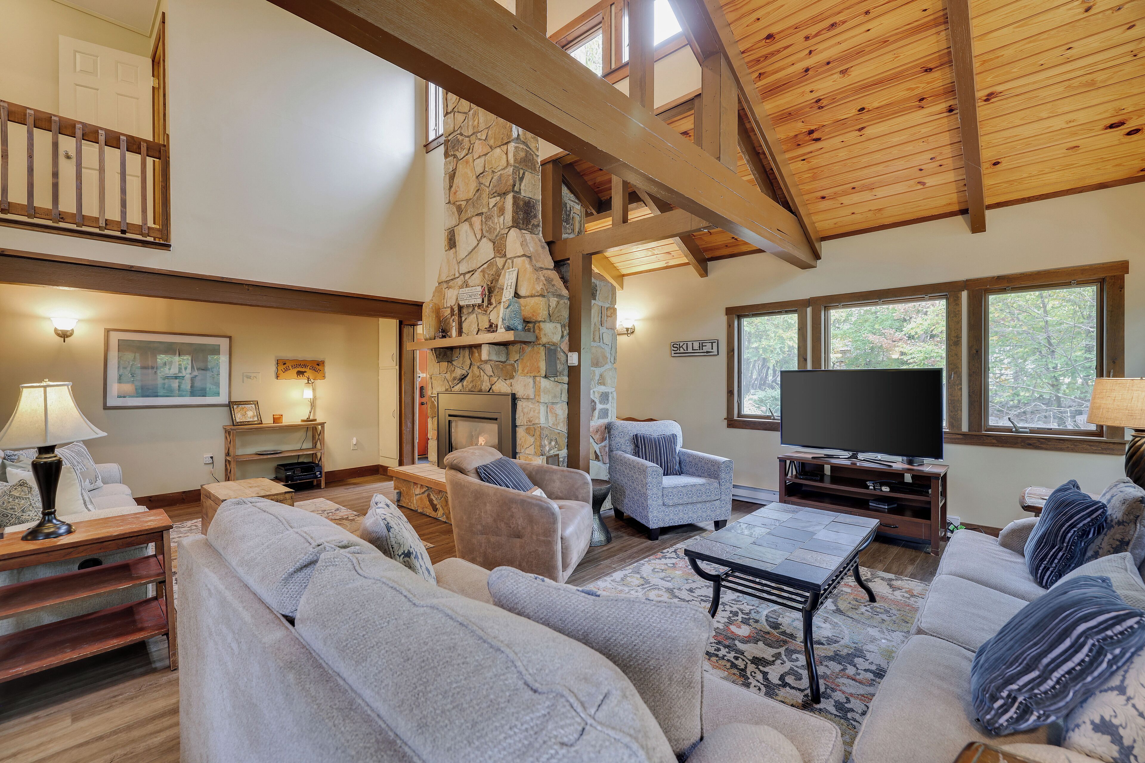 Lake Harmony, 6br Cabin, Close To Lake, 2 King Bedrooms, Fire Pit, Hot Tub! - Lake Harmony, PA