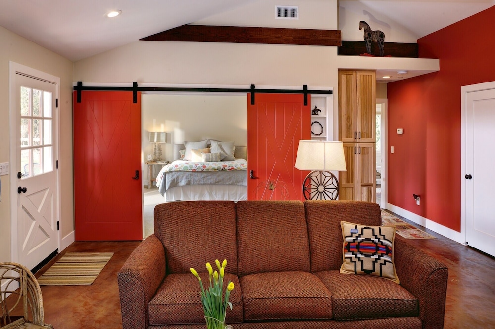 900 Square Foot Guest Cottage Built In 2013. Great For A Family Of Five Max. - Sacramento, CA