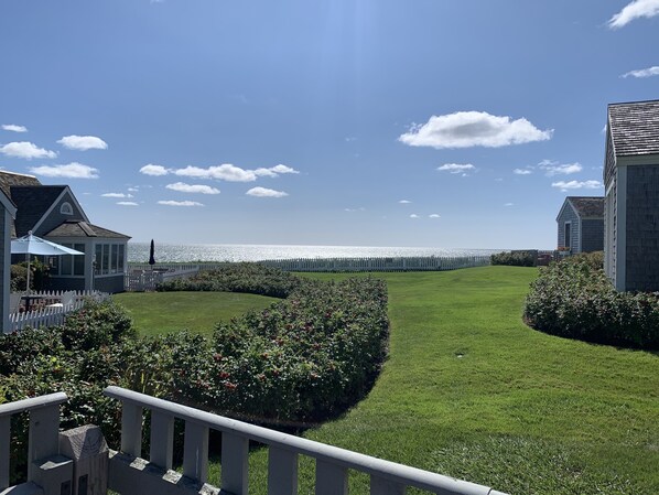 SPECTACULAR OCEAN VIEWS! Upscale, cozy and comfortable Maushop condo ...