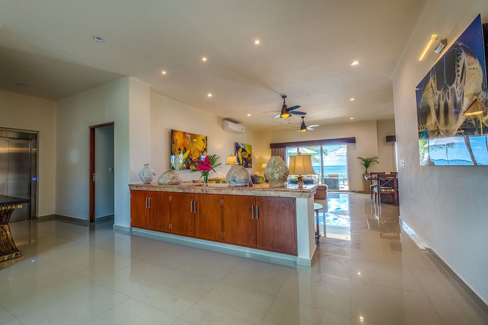Luxurious And Elegant Beachfront Villa With A Heated Pool! - Akumal