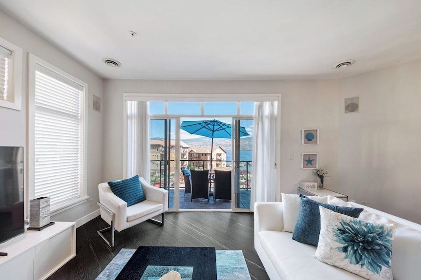 Luxury Beachfront Penthouse Suite. Approved For Short-term Rentals. - Kelowna