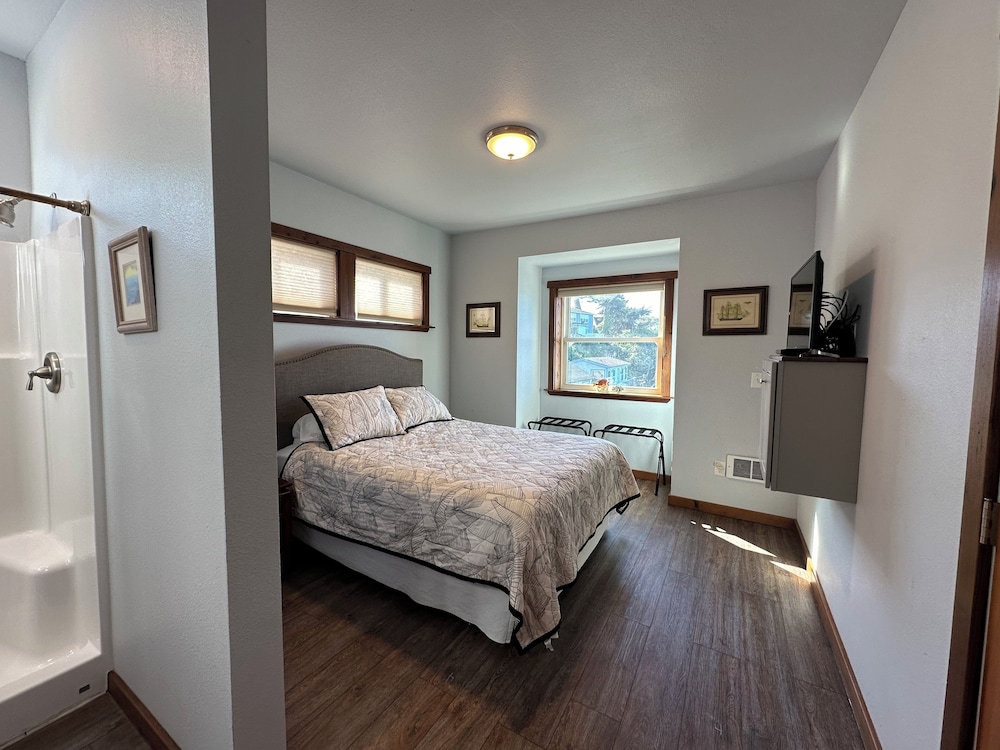 Waterfront 2 Bed 2 Bath, Woodstove + Incredible Views Right On Bodega Bay! - Bodega Bay, CA