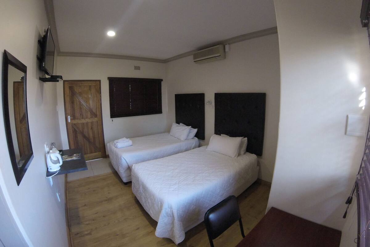 Quarto casal ou duplo | Escrivaninha, roupa de cama