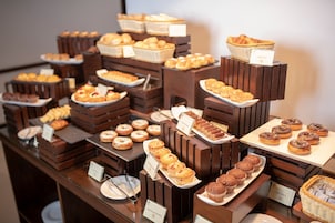 Pequeno-almoço tipo buffet diário mediante uma taxa