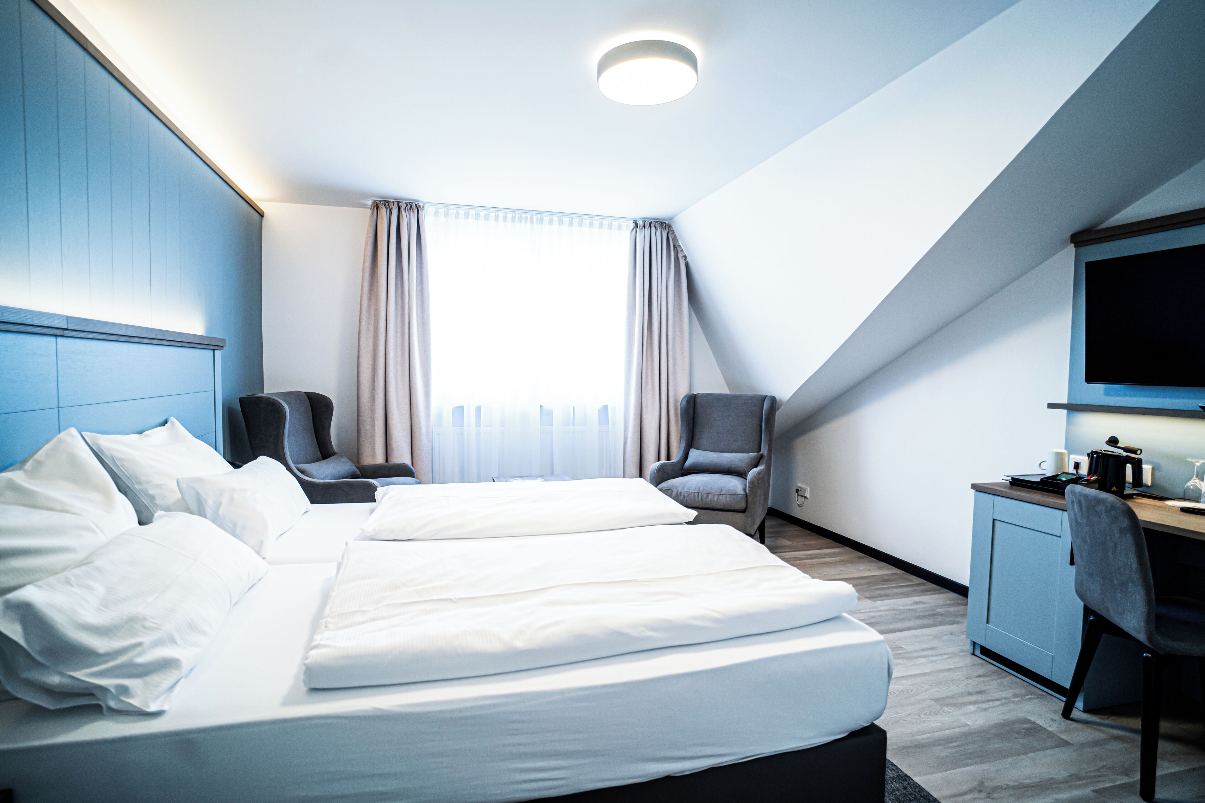 Quarto casal (Nordsee) | Cofres nos quartos, escrivaninha, cortinas blackout