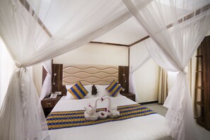 Quarto casal conforto | Frigobar, cofres nos quartos, escrivaninha