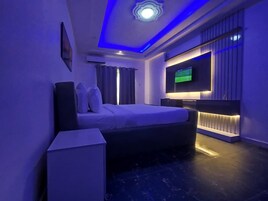 Quarto luxo, para não fumantes | Cofres nos quartos, escrivaninha, espaço de trabalho para notebook