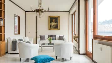 Apartamento, 3 quartos | Sala de estar | TV de ecrã plano