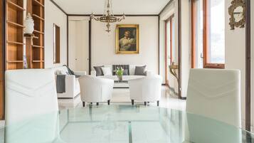 Apartamento, 3 quartos | Sala de estar | TV de ecrã plano