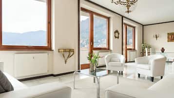 Apartamento, 3 quartos | Sala de estar | TV de ecrã plano