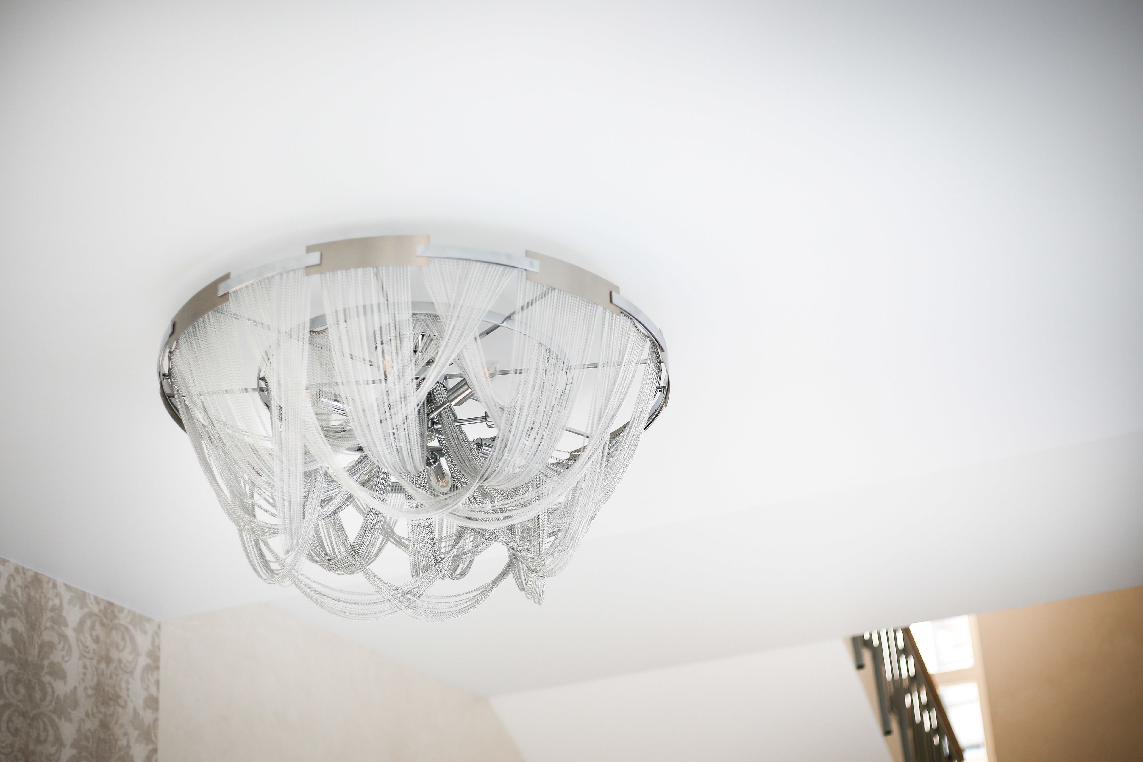 Um candelabro com design circular e várias luminárias.