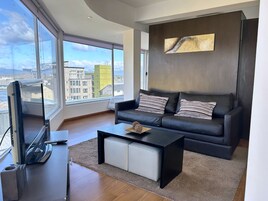 Apartamento Premium | Sala de estar | Televisor de ecrã plano de 60 cm com canais por cabo, Smart TV 