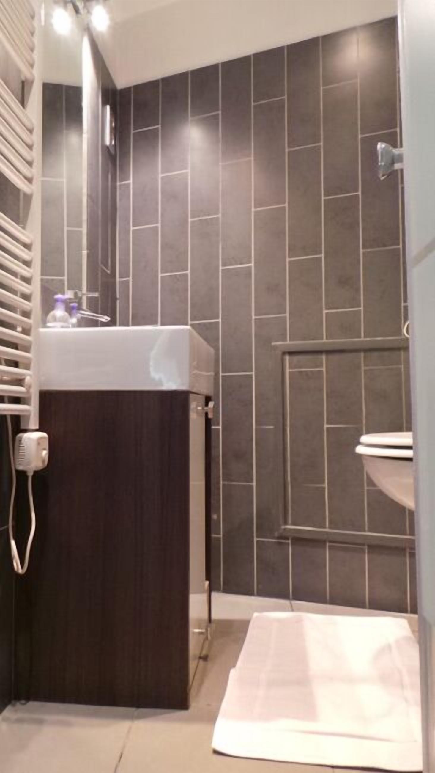 Quarto casal (Kyllie) | Banheiro | Chuveiro, secador de cabelo (mediante solicitação), toalhas de banho 