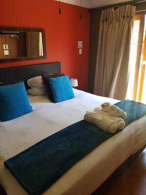 Quarto Clássico com Cama de Casal | Com decoração personalizada, secretária, cortinas/cortinados opacos 