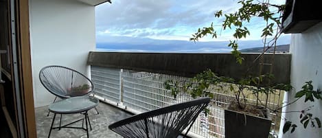 Quarto design, 1 cama de casal, vista para a colina | Terraço/pátio