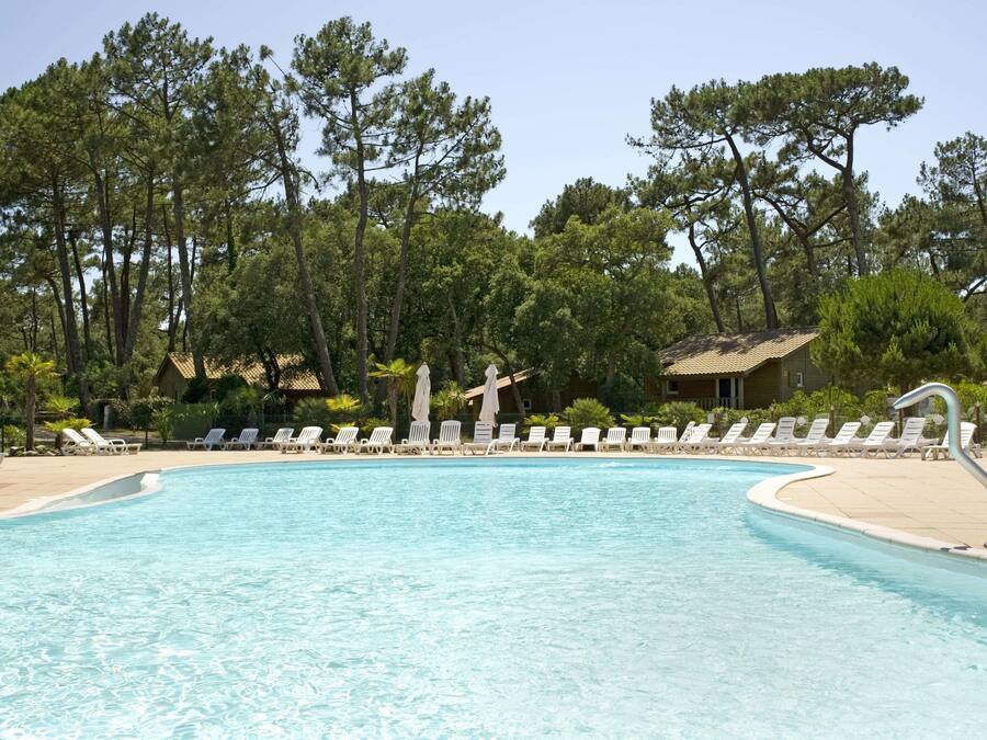 Piscina exterior, espreguiçadeiras