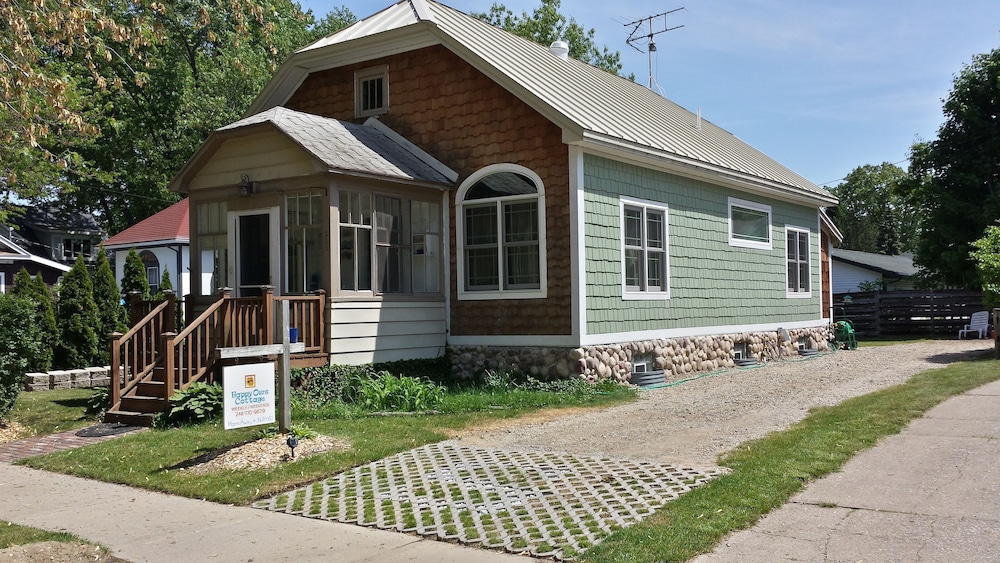 Happy Ours Cottage, 4 Minute Walk To Sandy Beach! - South Haven, MI
