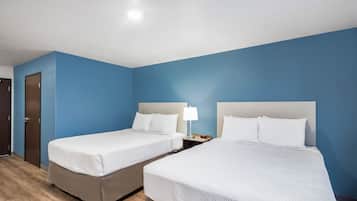 Quarto, 2 camas Queen, acessível, para não fumantes | Escrivaninha, cortinas blackout, ferros/tábuas de passar roupa