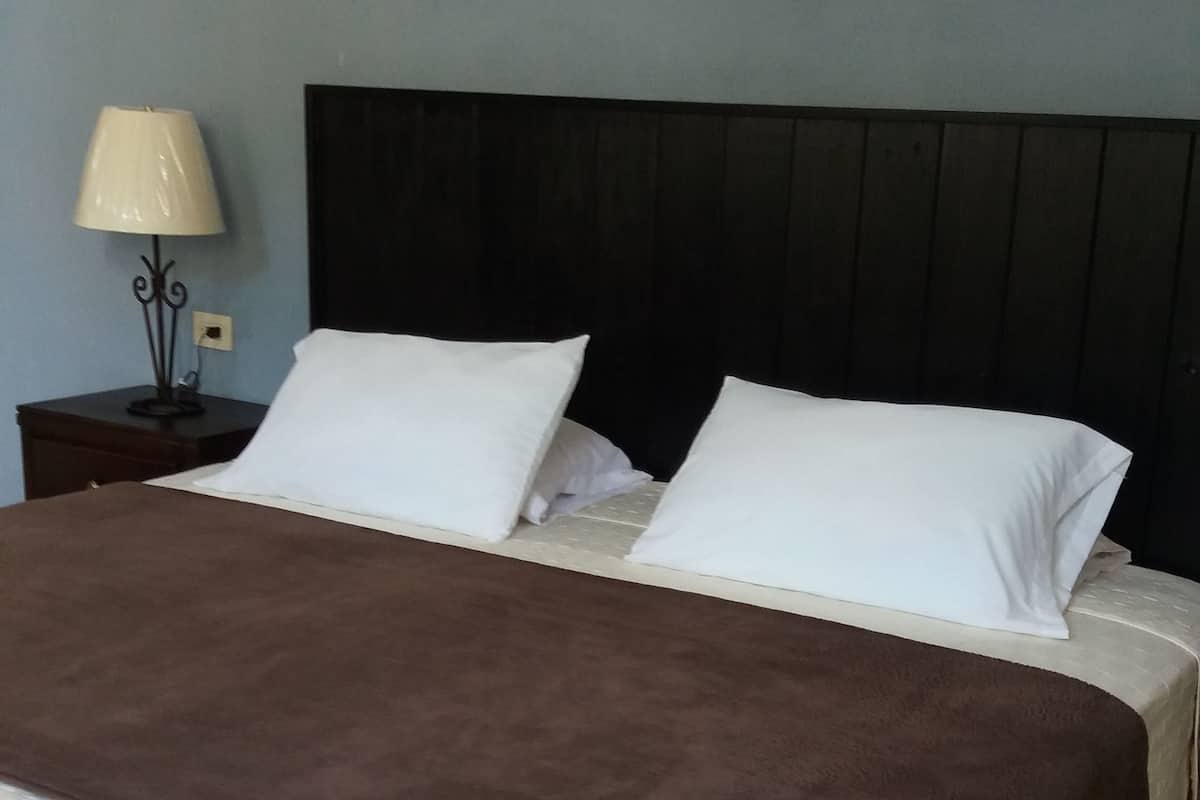Quarto Básico, 1 cama de casal, fumadores, Vista para a cidade | Wi-fi grátis, roupa de cama fornecida