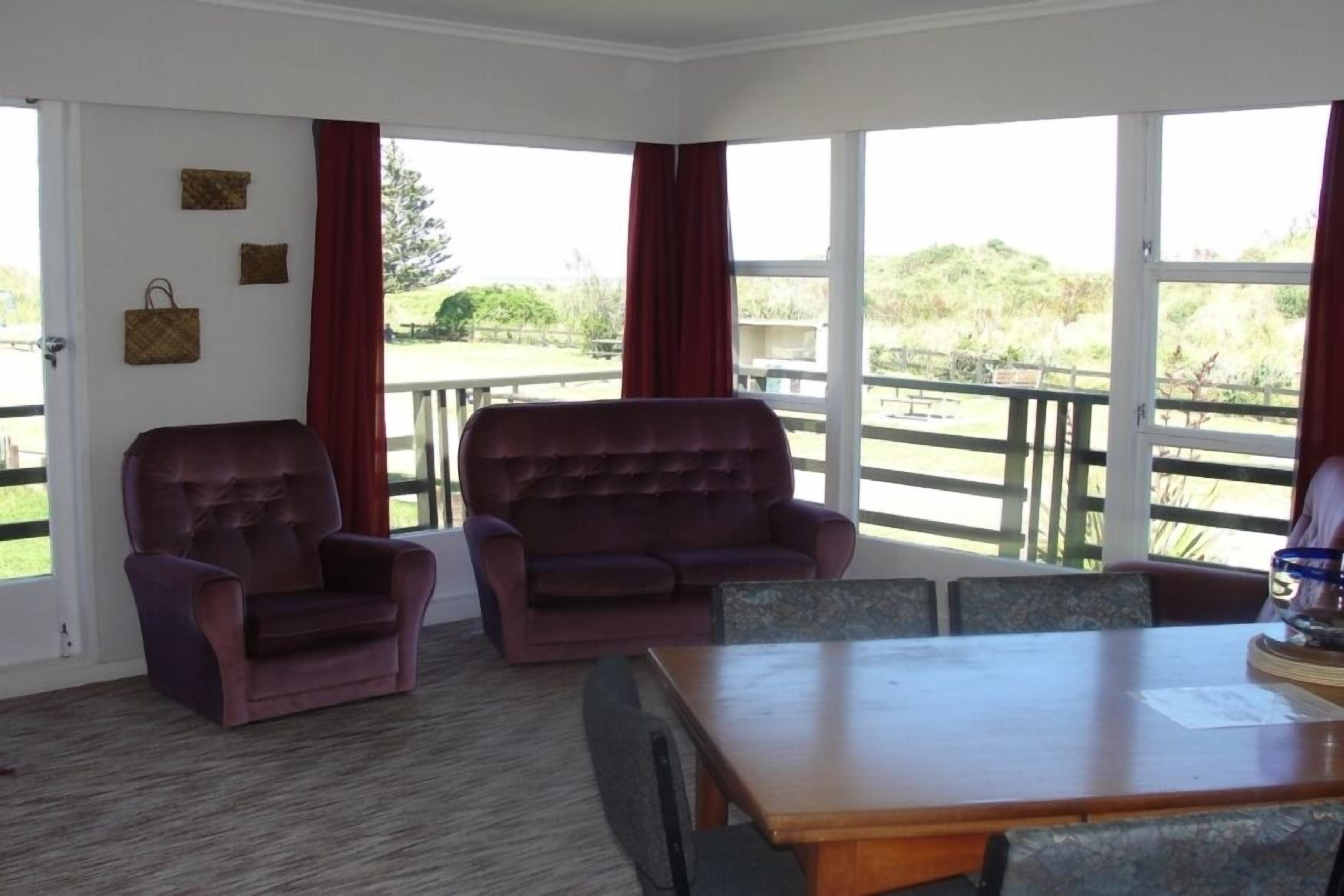 Well-equipped, Spacious Classic Kiwi Bach Across From Beach - Levin