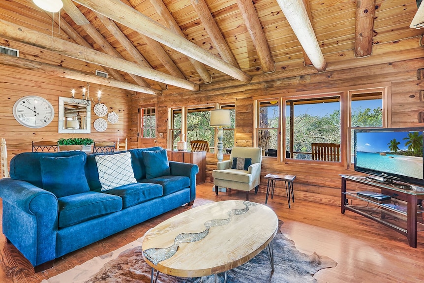 Hill Country Log Cabin Near Wimberley | Hot Tub, Fire Pit & Scenic Views - San Marcos, TX