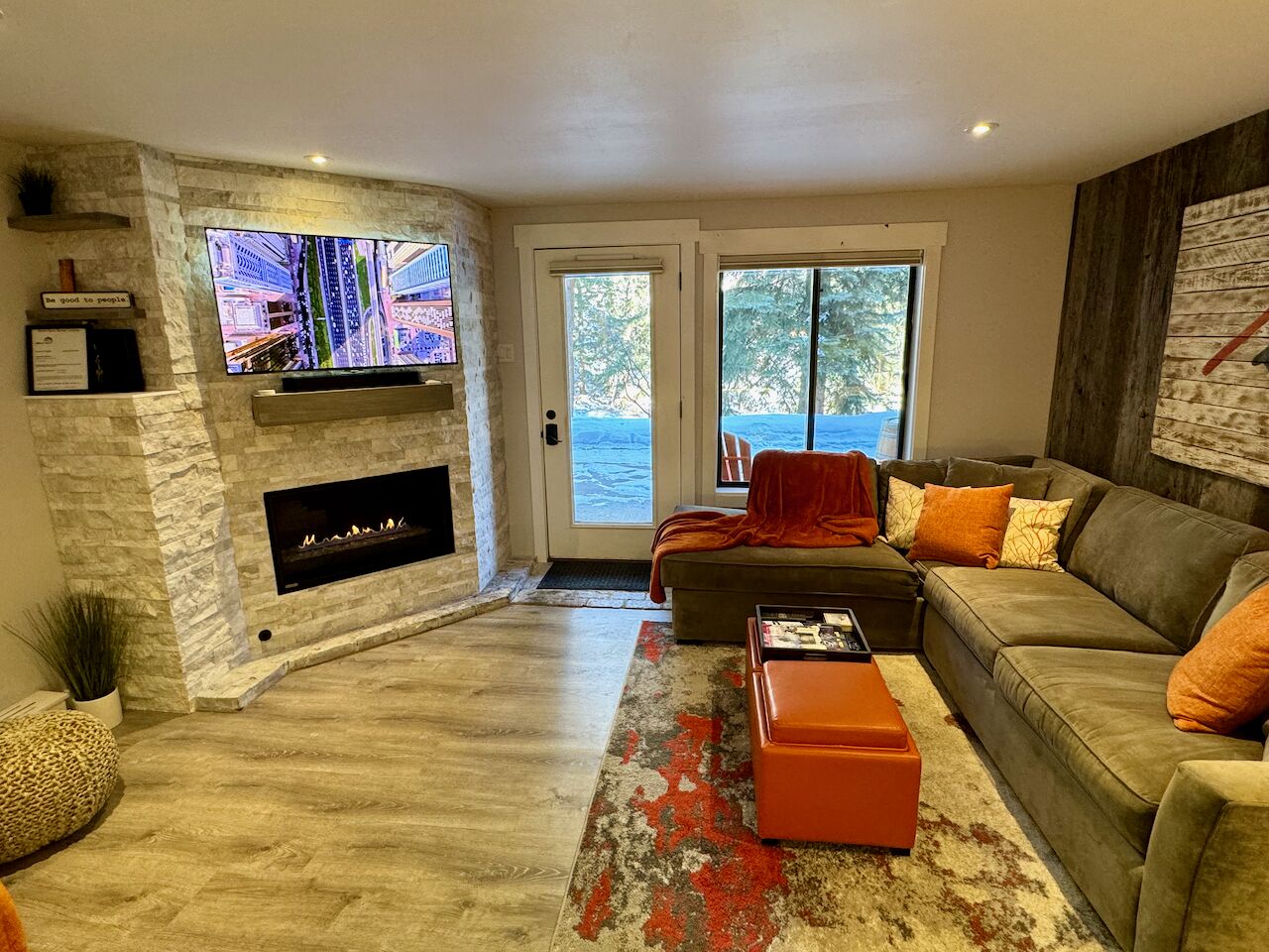 Beautifully Remodeled High-end Vail Condo. Steps To Gore Creek! - Vail, CO