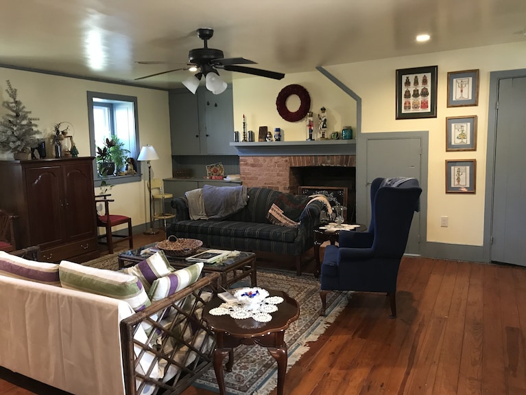 Unique Historic Cottage - Springhouse 1803 - Hagerstown, MD