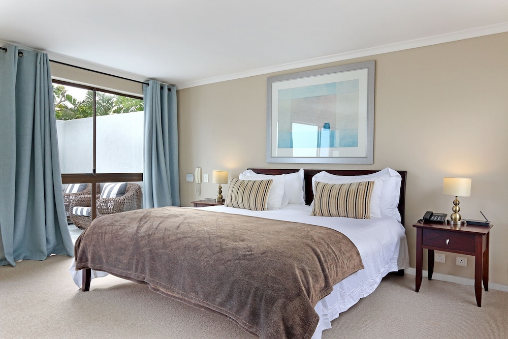 A Contemporary Home With A Pool A Minute From Camps Bay Beach - Camps Bay