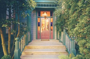 Studio, 1 Queen Bed, Non Smoking (Heritage House 4) No Pets | Entrada do alojamento