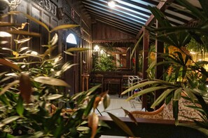 Quarto família, 1 quarto, vista para o jardim | Área de estar | TV LCD 30 polegadas com canais a cabo, TV