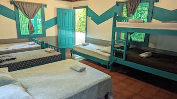 Quarto família, várias camas, para não fumantes | Frigobar, Wi-Fi de cortesia, roupa de cama